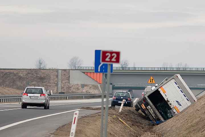 Radio Weekend FM, Uwaga kierowcy. Ciężarówka w rowie (FOTO)